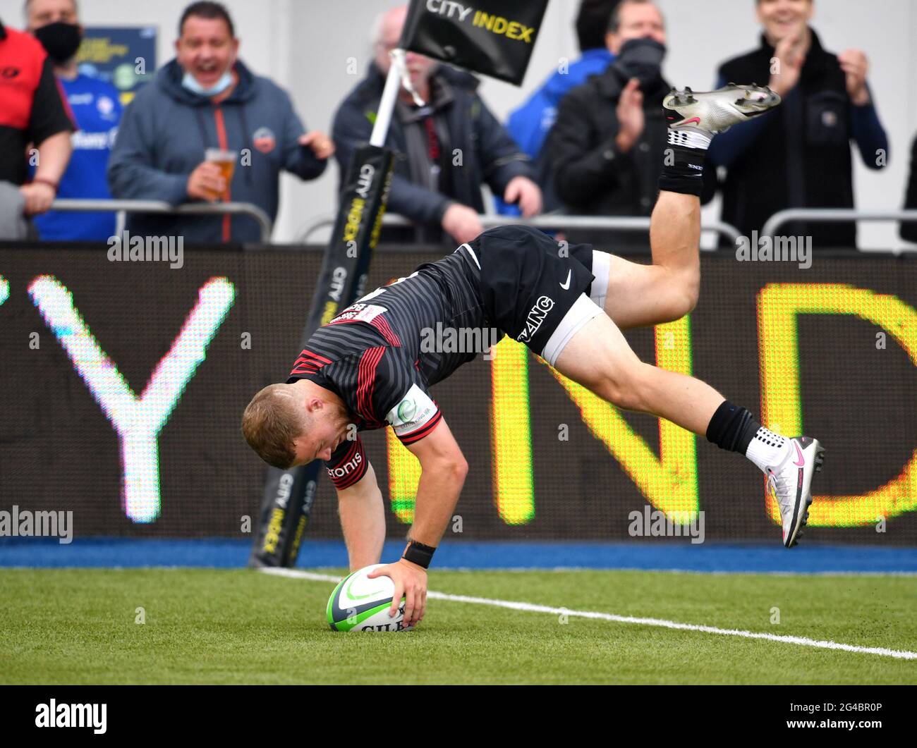 Saracens' Tom Whiteley scores a try during the Greene King IPA ...