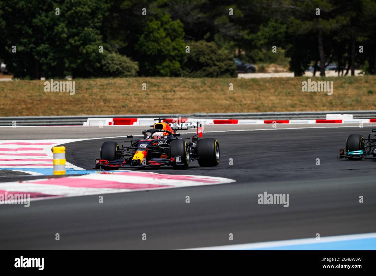 VERSTAPPEN Max (ned), Red Bull Racing Honda RB16B, action going wide at ...
