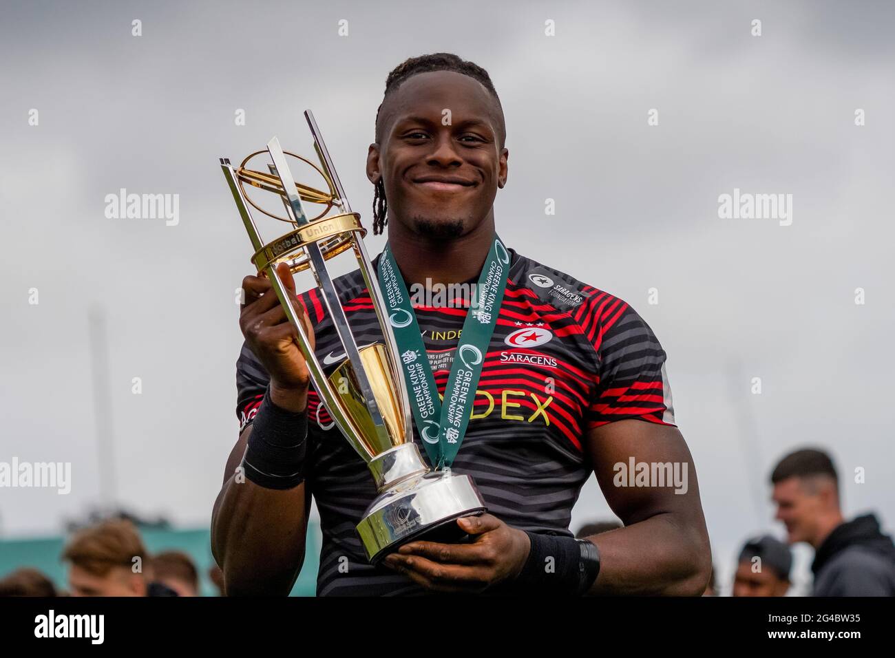 Maro Itoje #4 of Saracens celebrates winning the Greene King Ipa ...