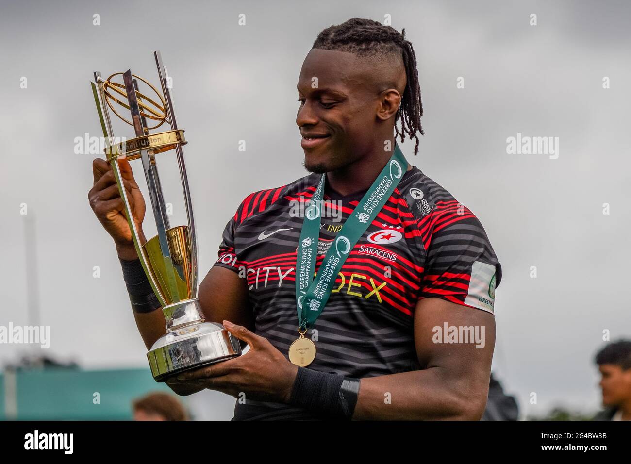 Maro Itoje #4 of Saracens celebrates winning the Greene King Ipa ...
