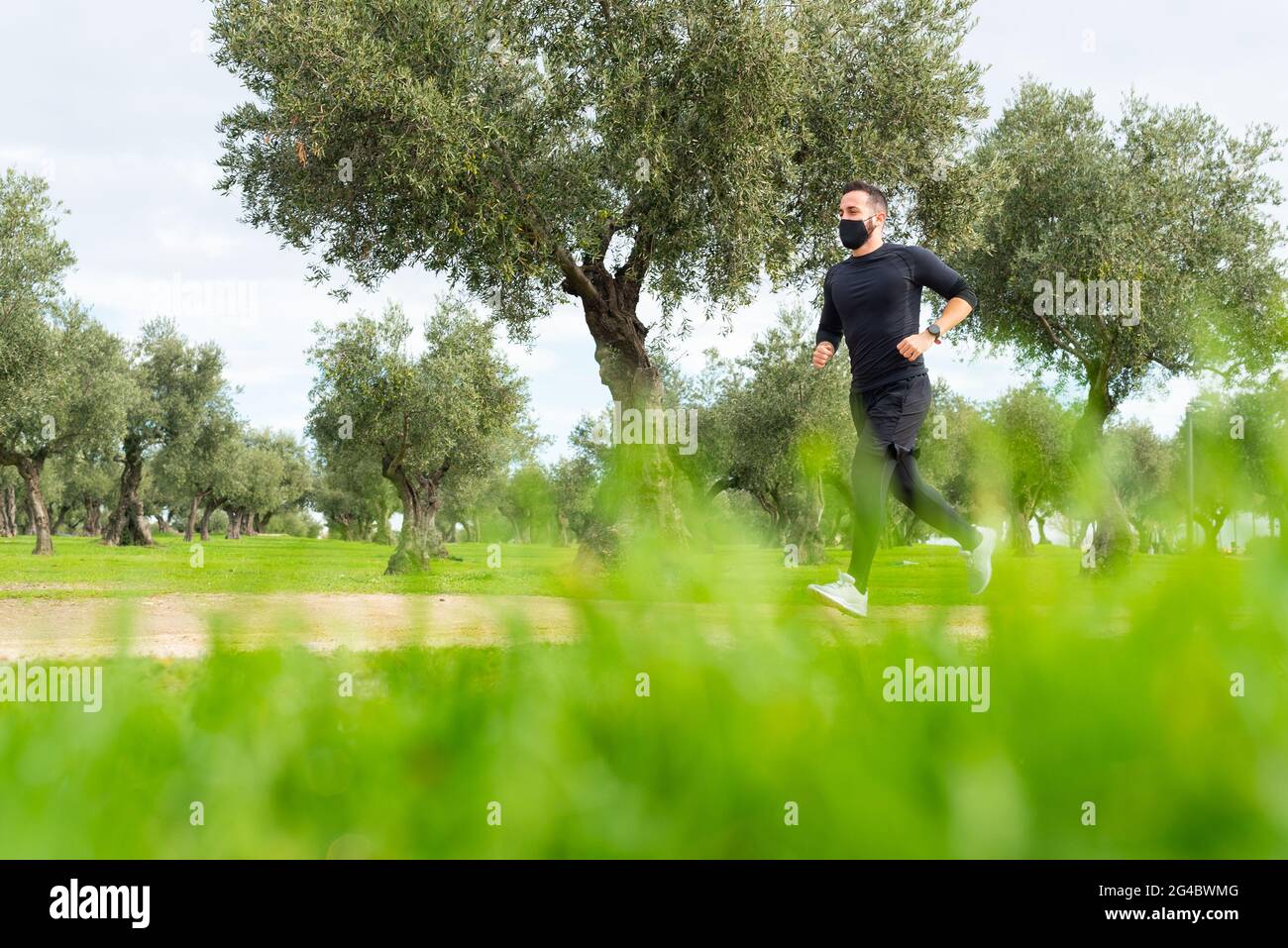 Runner wearing medical mask hi-res stock photography and images - Alamy