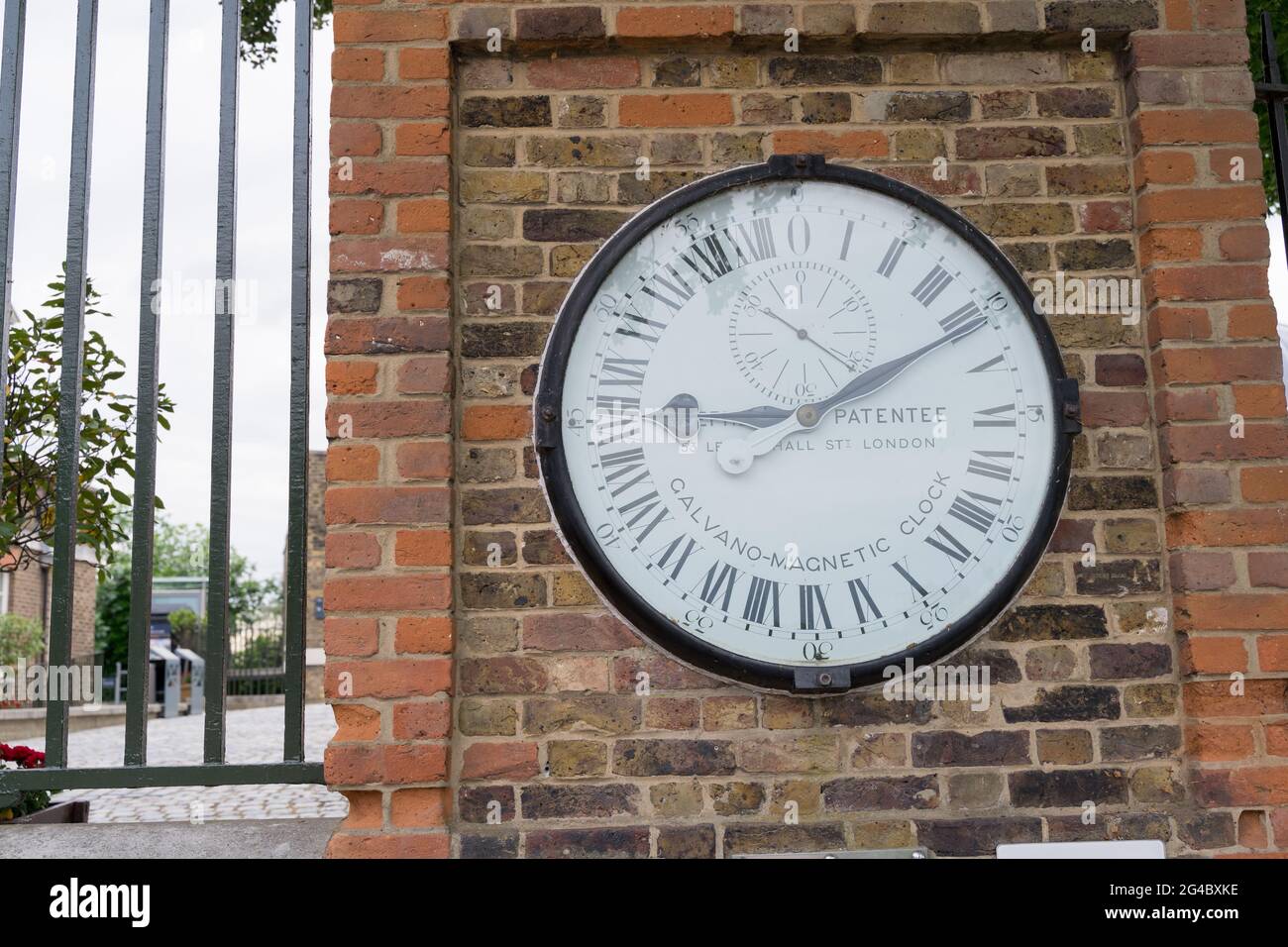 Shepherd gate clock sympathetic clock hi-res stock photography and ...