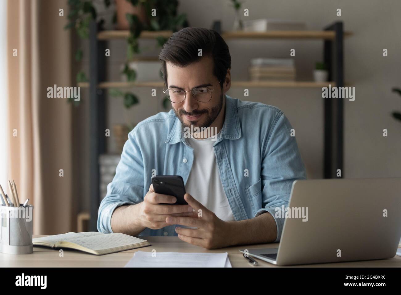 Software application hi-res stock photography and images - Alamy