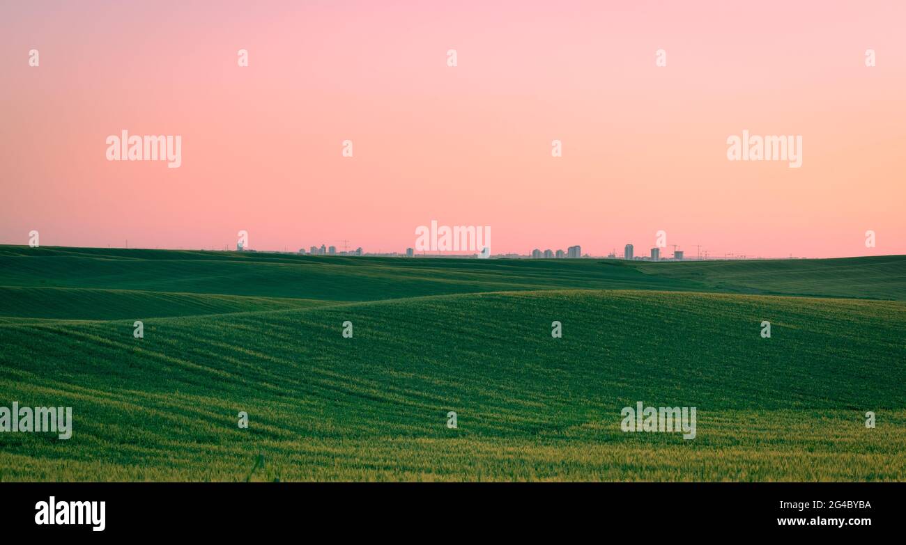 Distant city skyline hi-res stock photography and images - Alamy