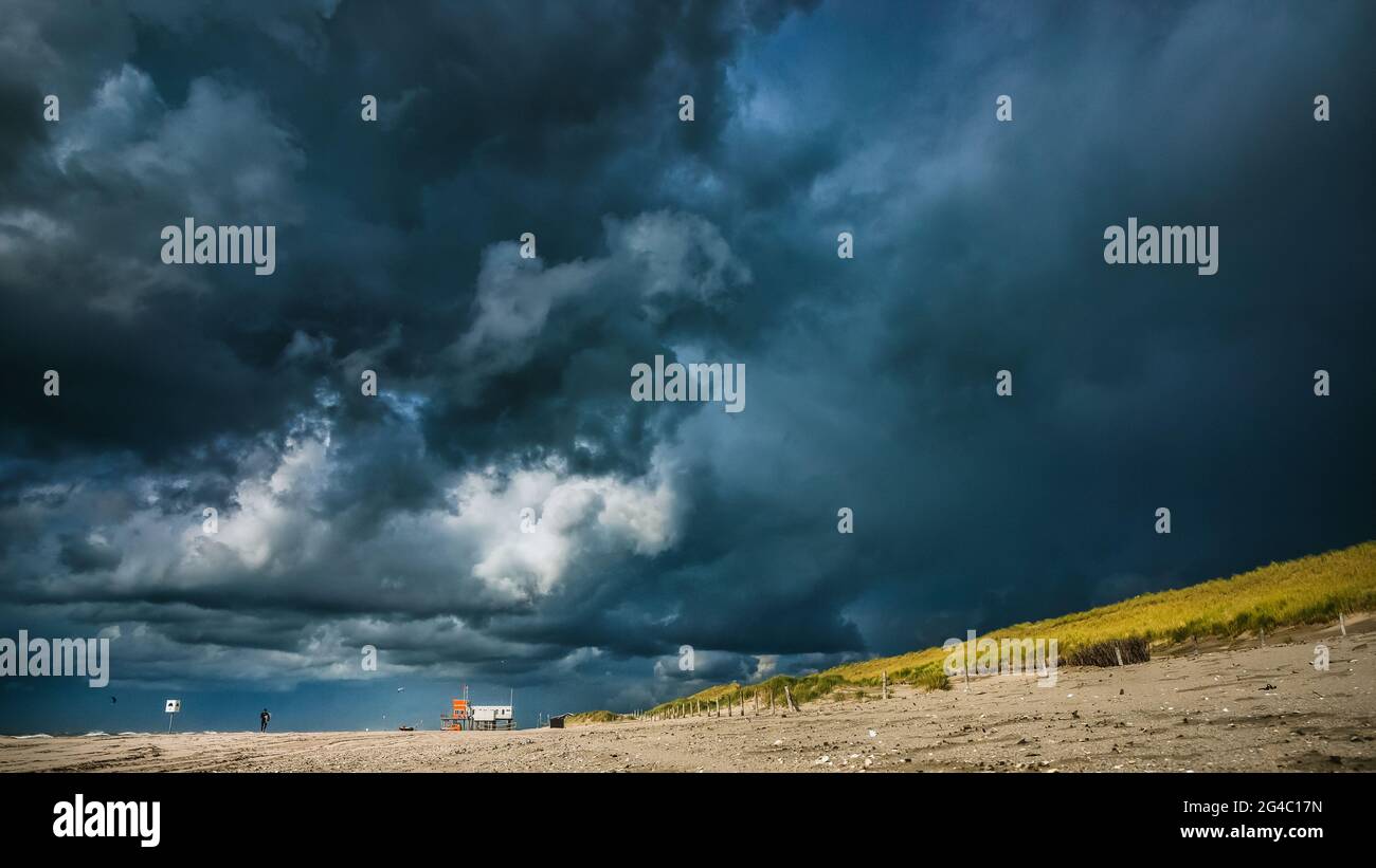 Details of threatening summer storm on the sandy beaches of the Dutch coast Stock Photo - Alamy
