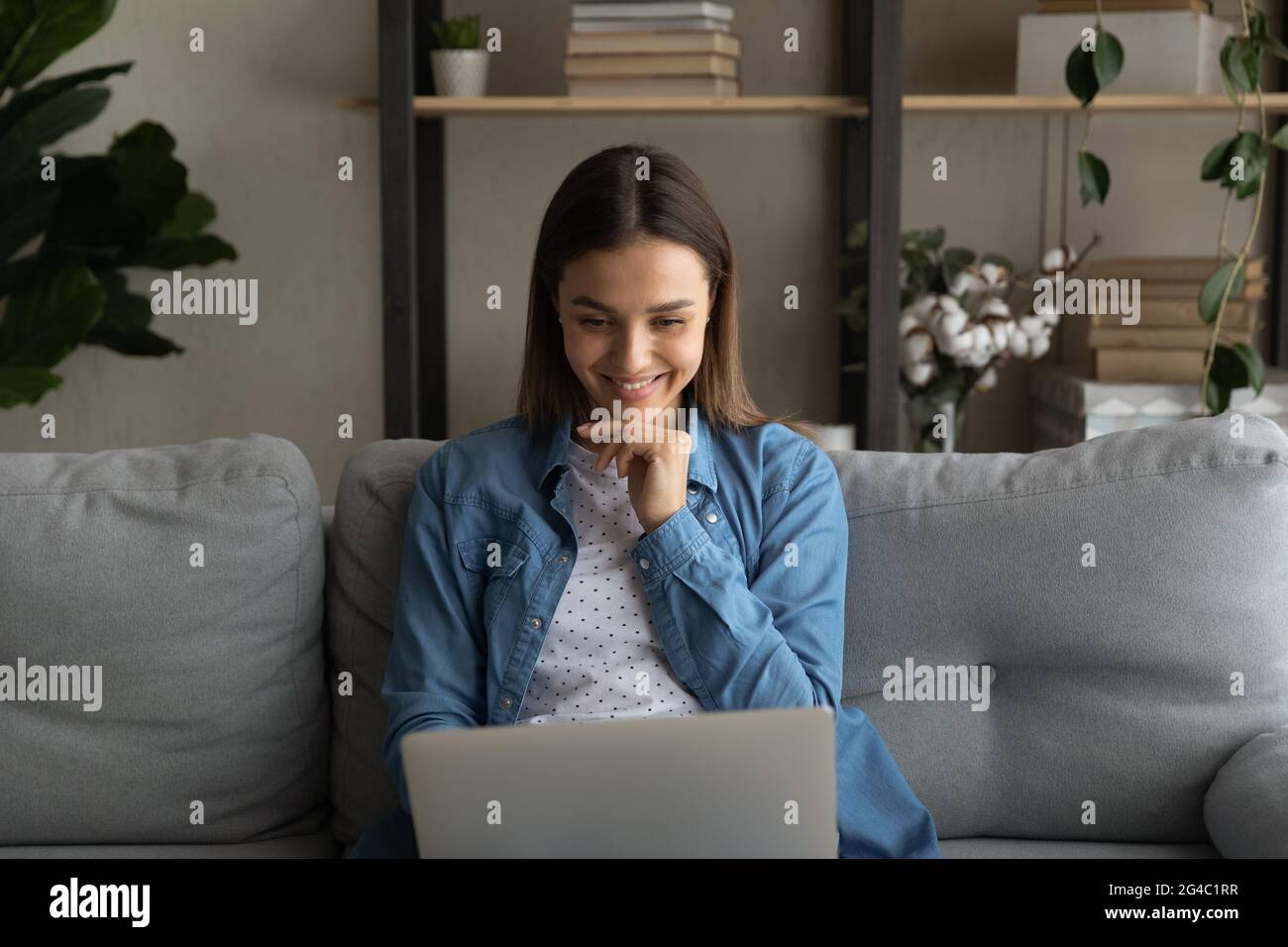 Woman home computer application hi-res stock photography and images - Alamy