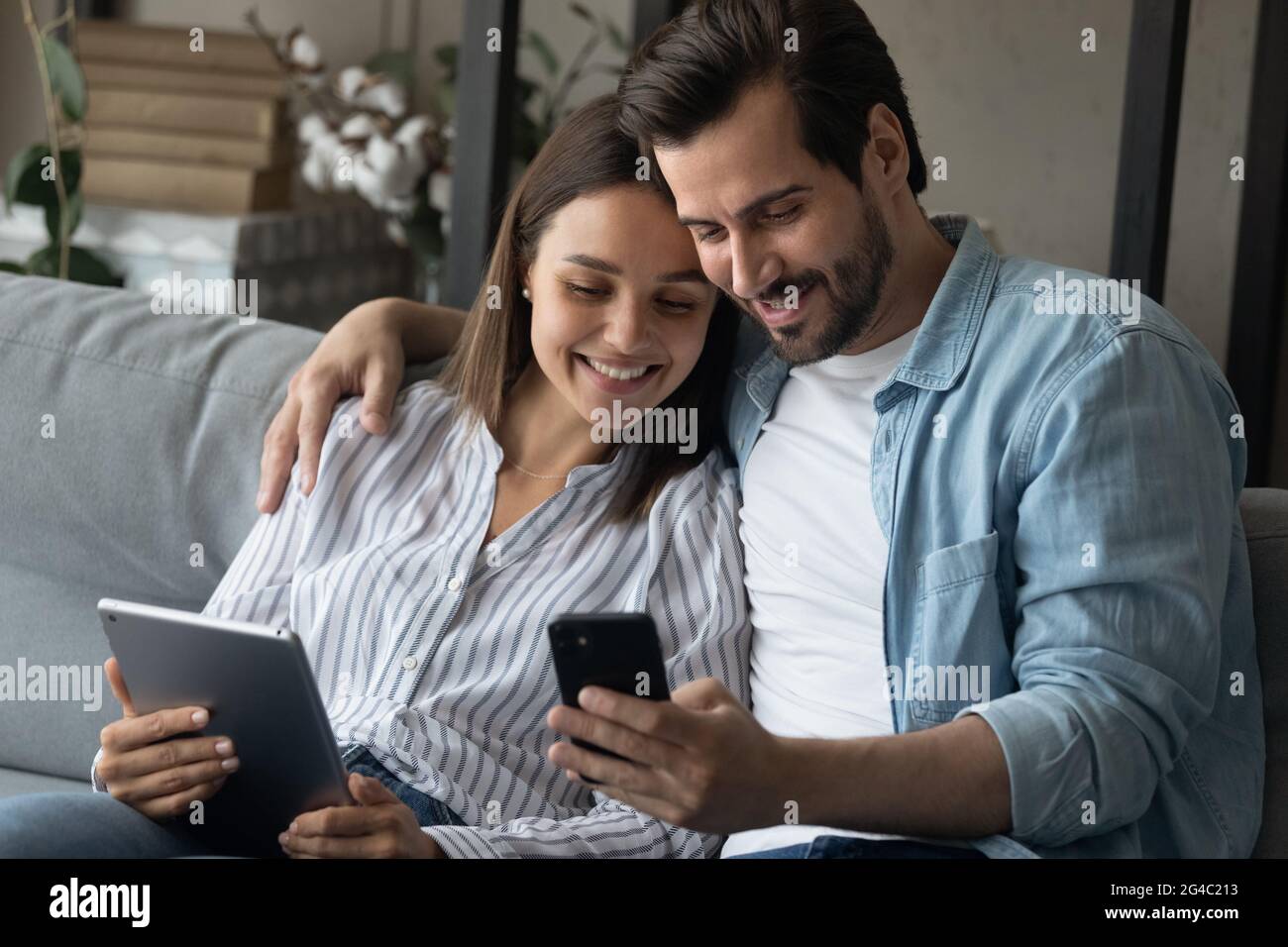 Tech couple hi-res stock photography and images - Alamy