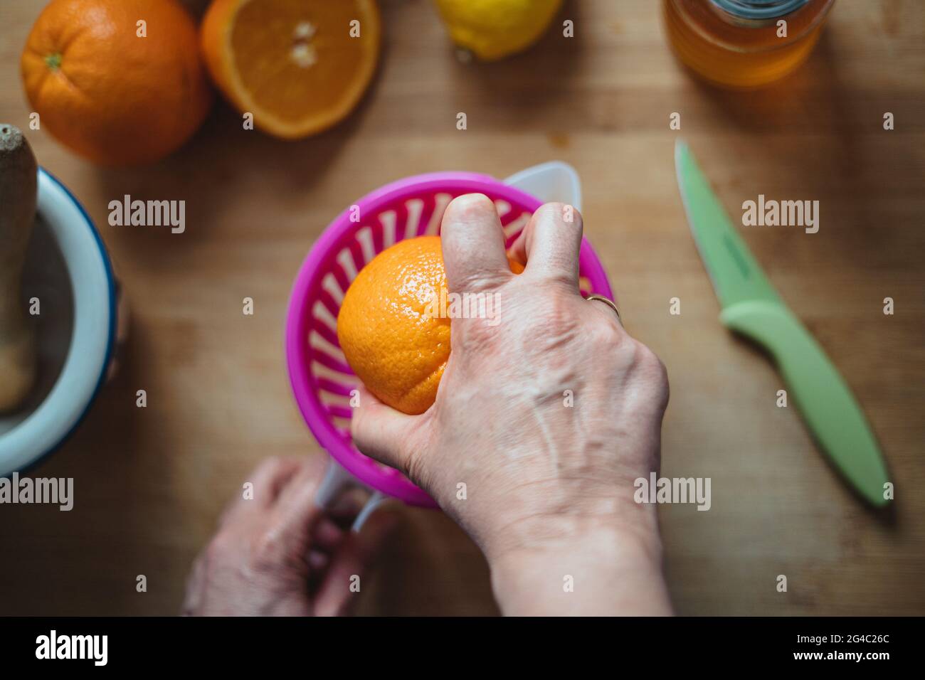 Hand squeezing orange juice hi-res stock photography and images - Alamy