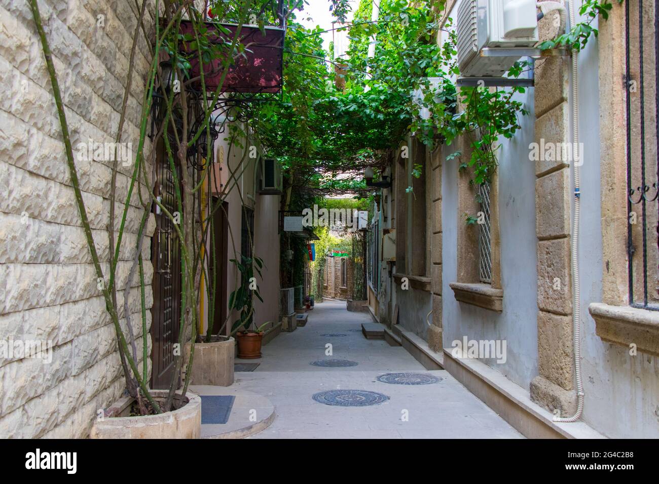 Narrow alley in old town Baku. Icheri sheher Stock Photo - Alamy