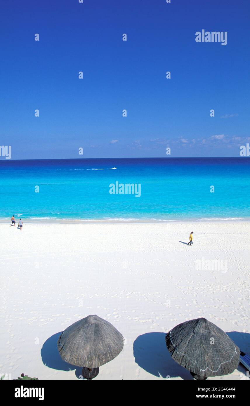Cancun mexico beach tourists hi-res stock photography and images - Alamy
