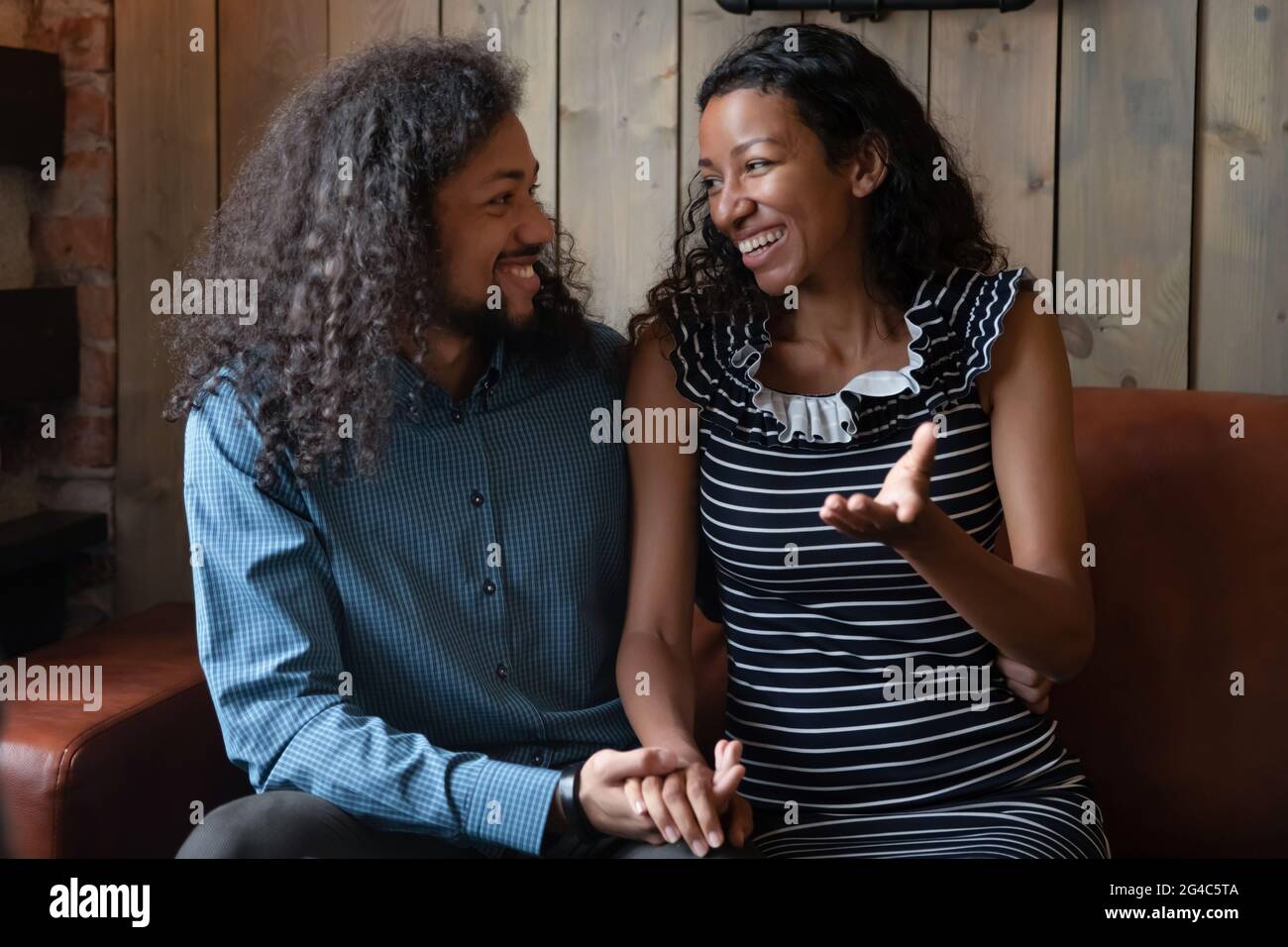 Black man and woman conversation sofa hi-res stock photography and ...