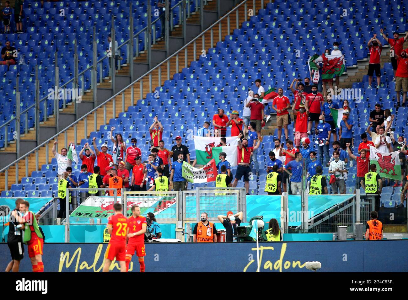 Euro2020 players applaud fans hi-res stock photography and images - Alamy