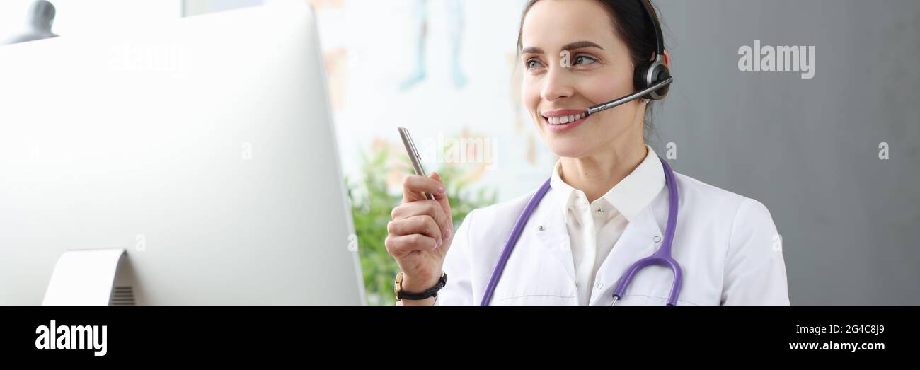 Hospital patient headphones hi-res stock photography and images - Alamy