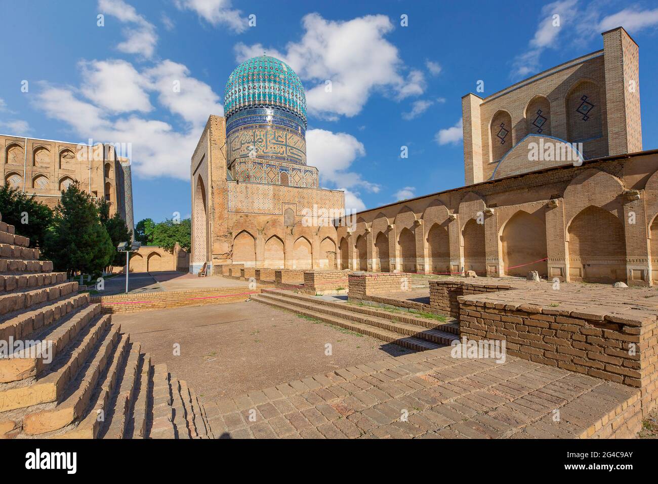 Historical Bibi Khanum Mosque in Samarkand, Uzbekistan Stock Photo - Alamy