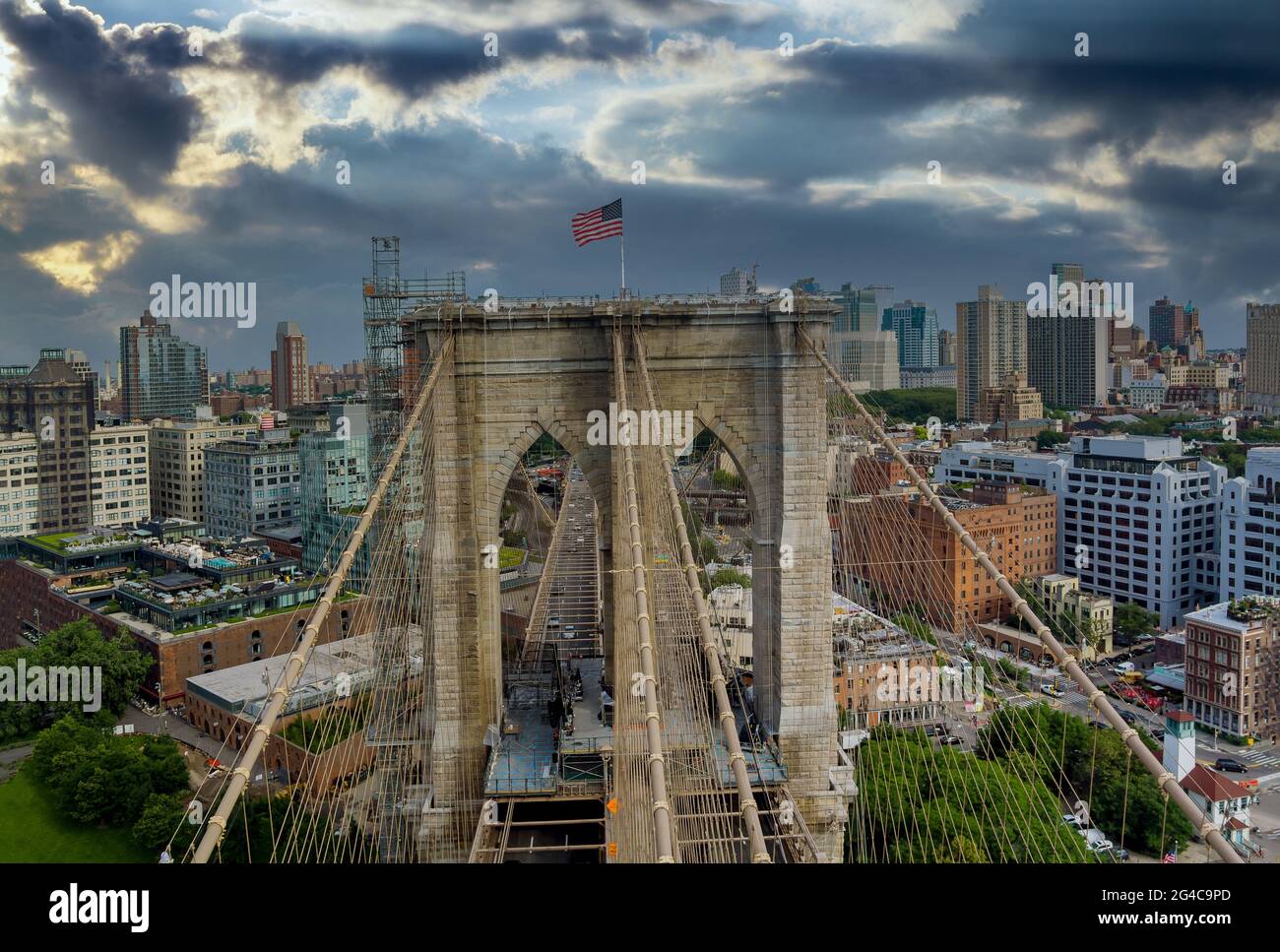 The majestic Brooklyn Bridge in New York brooklyn downtown skyline side ...