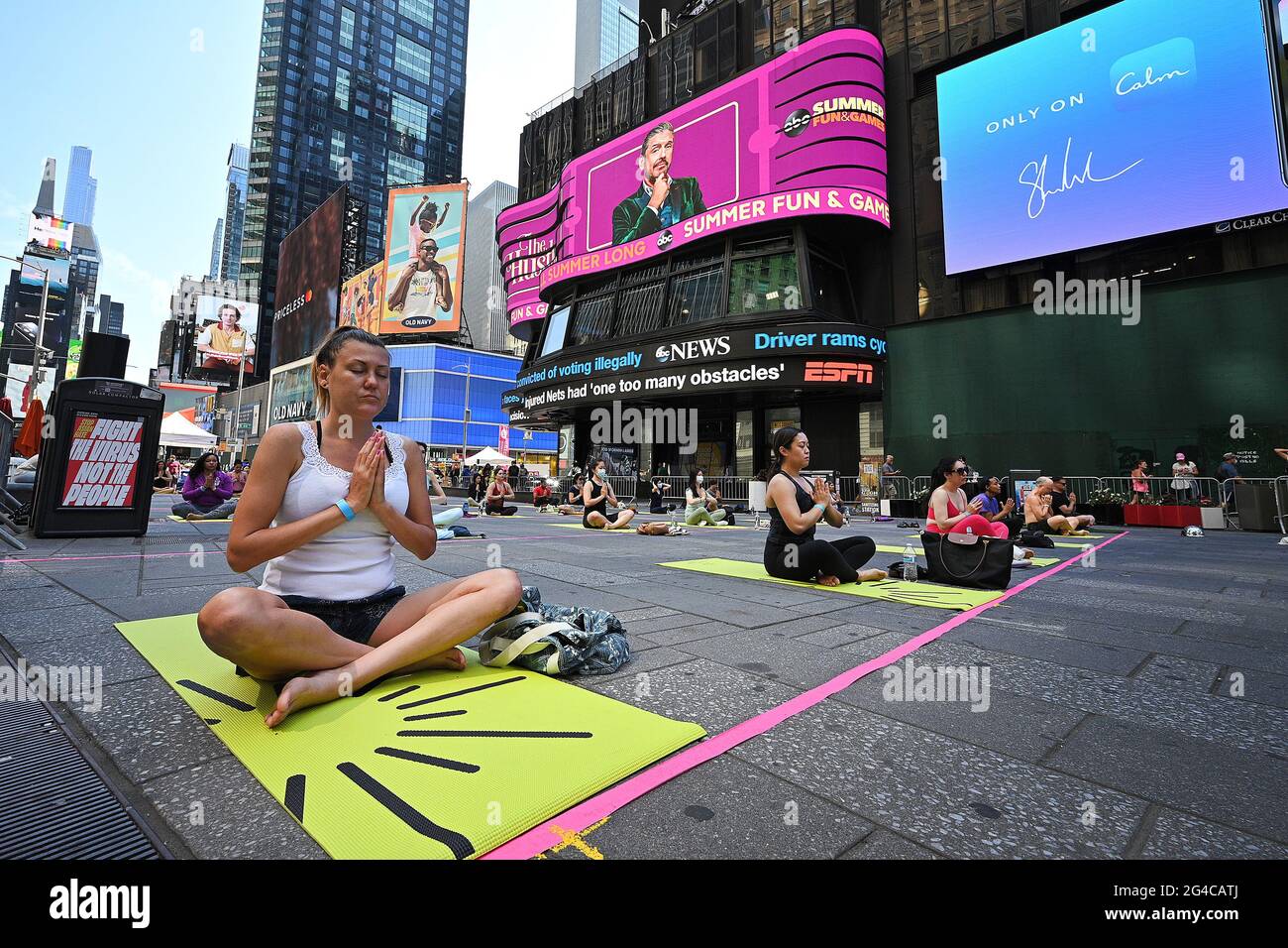 Yoga in times square hi-res stock photography and images - Alamy