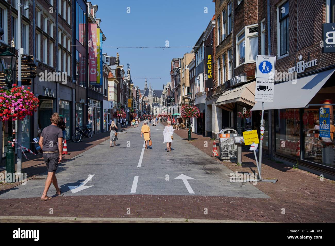 Shopping street in the netherlands hi-res stock photography and images ...