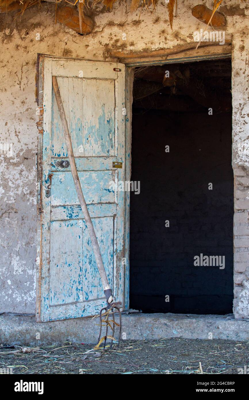 Old stable door hi-res stock photography and images - Alamy