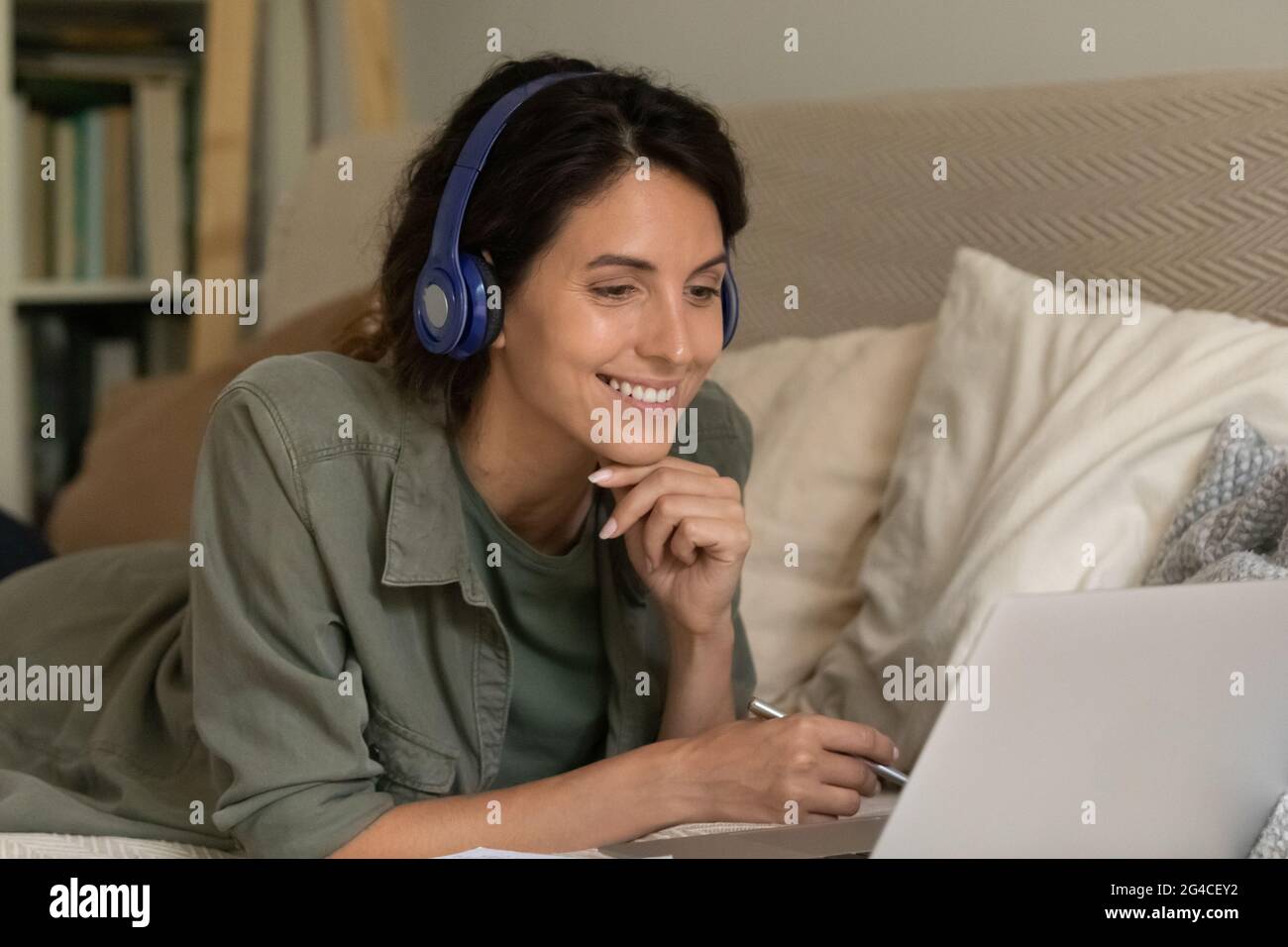 Student taking notes in lecture hi-res stock photography and images - Alamy