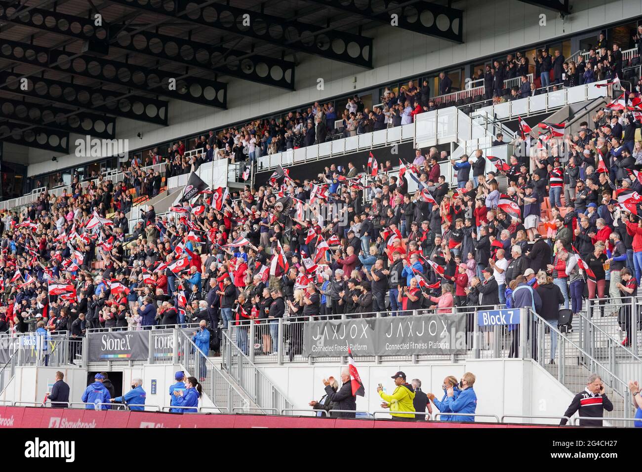 Saracens rugby team fans hi-res stock photography and images - Alamy