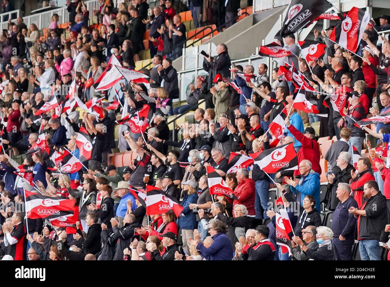 Rugby fans cheer hi-res stock photography and images - Alamy