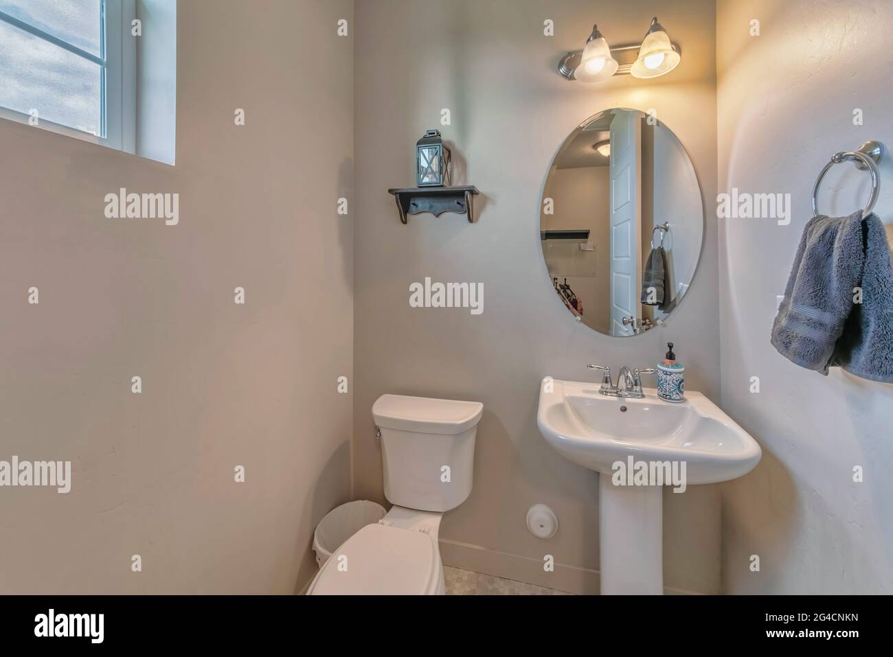 Toilet shaped house hi-res stock photography and images - Alamy
