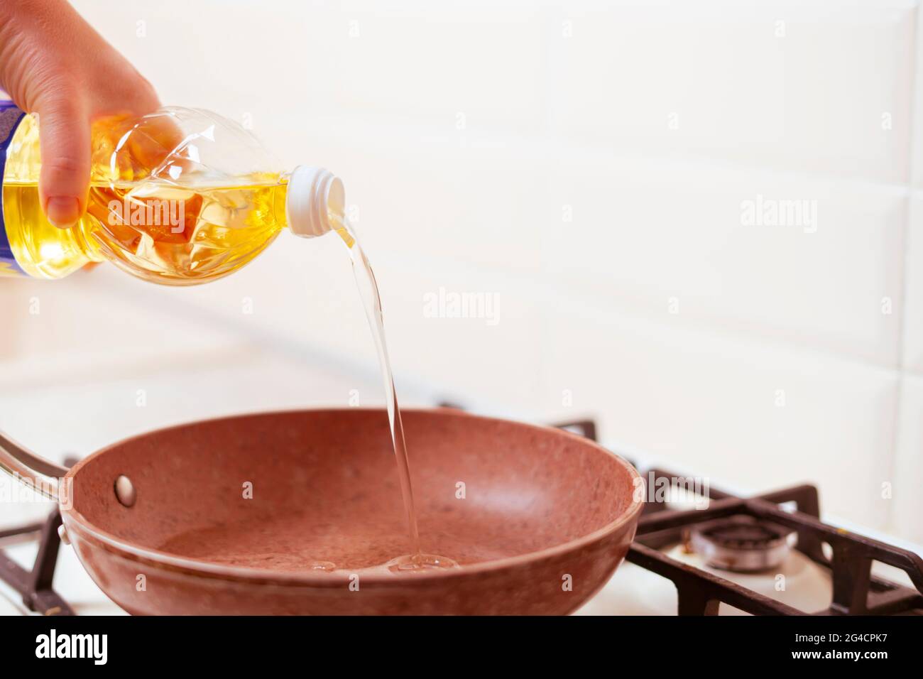 woman hand pour cooking oil on the pan at home Stock Photo - Alamy