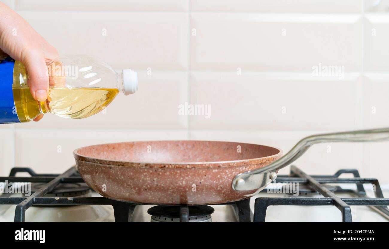 woman hand pour cooking oil on the pan at home Stock Photo - Alamy