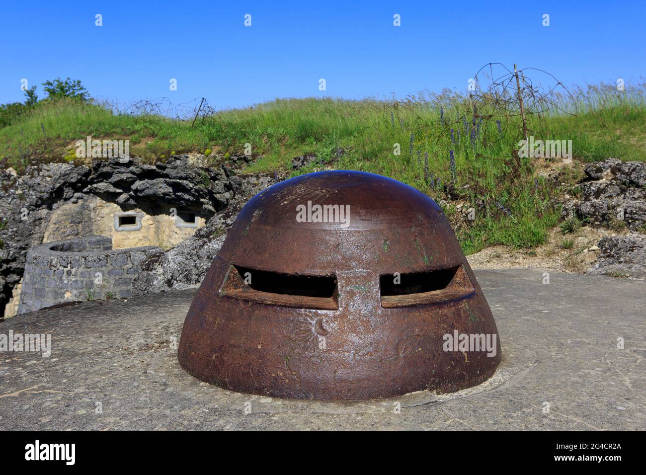 A First World War machine gun turret at Fort Douaumont (Fort de ...