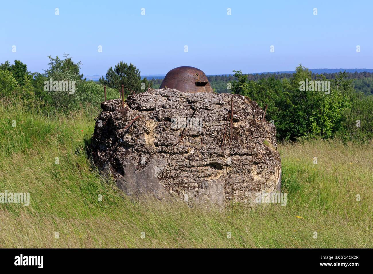 A First World War machine gun turret at Fort Douaumont (Fort de ...