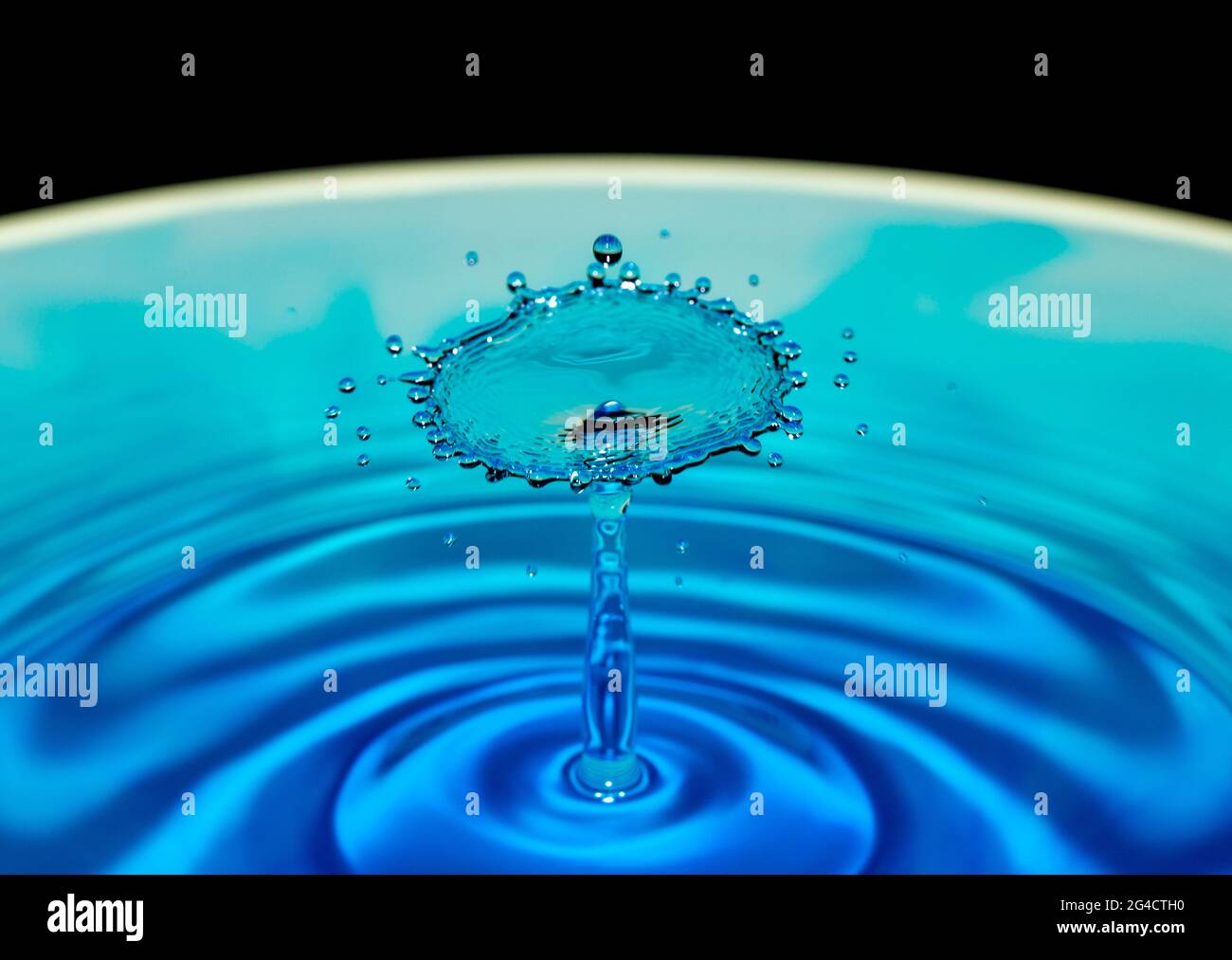 Water splash crown resulting after a drop collision Stock Photo - Alamy