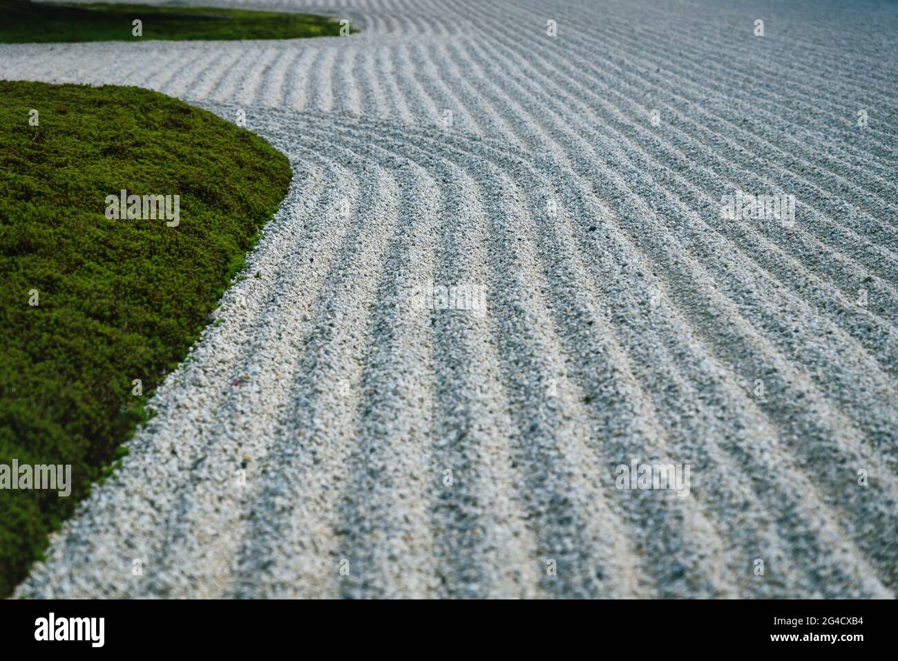 Traditional japanese raked gravel pattern hi-res stock photography and ...