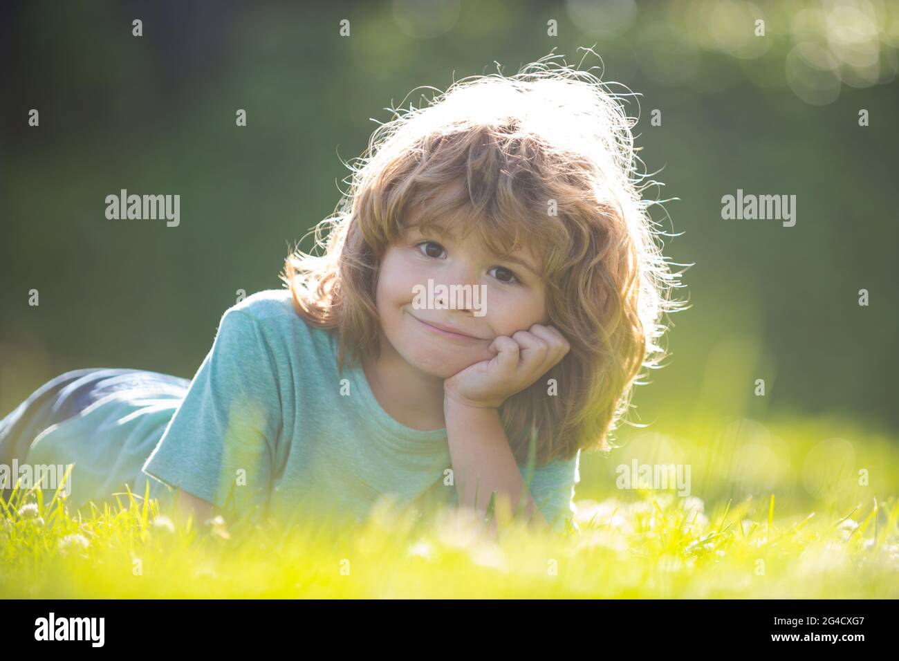 Kids laying on grass hi-res stock photography and images - Alamy