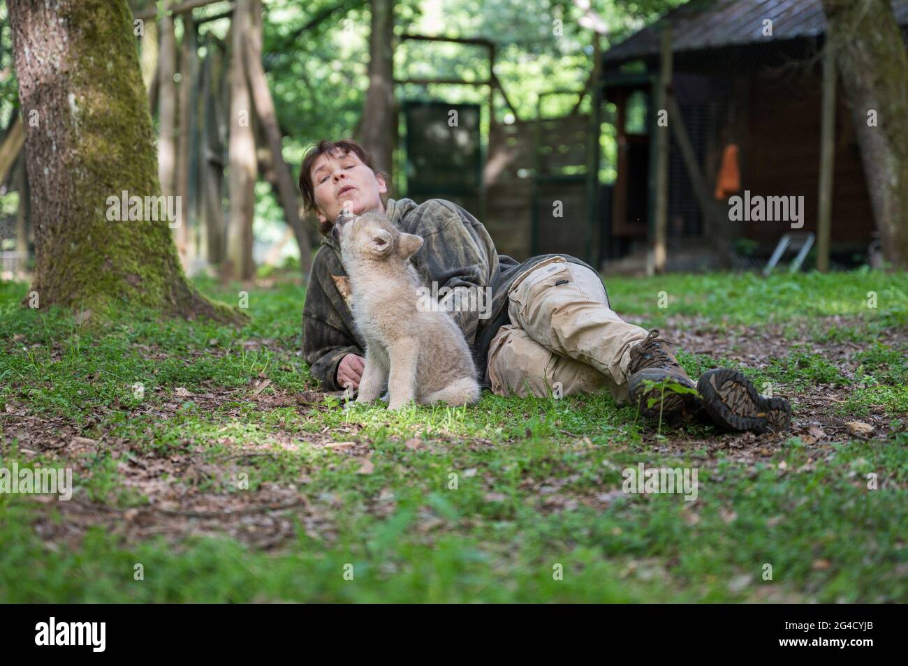 Merzig, Germany. 15th June, 2021. Tatjana Schneider howls with a wolf ...