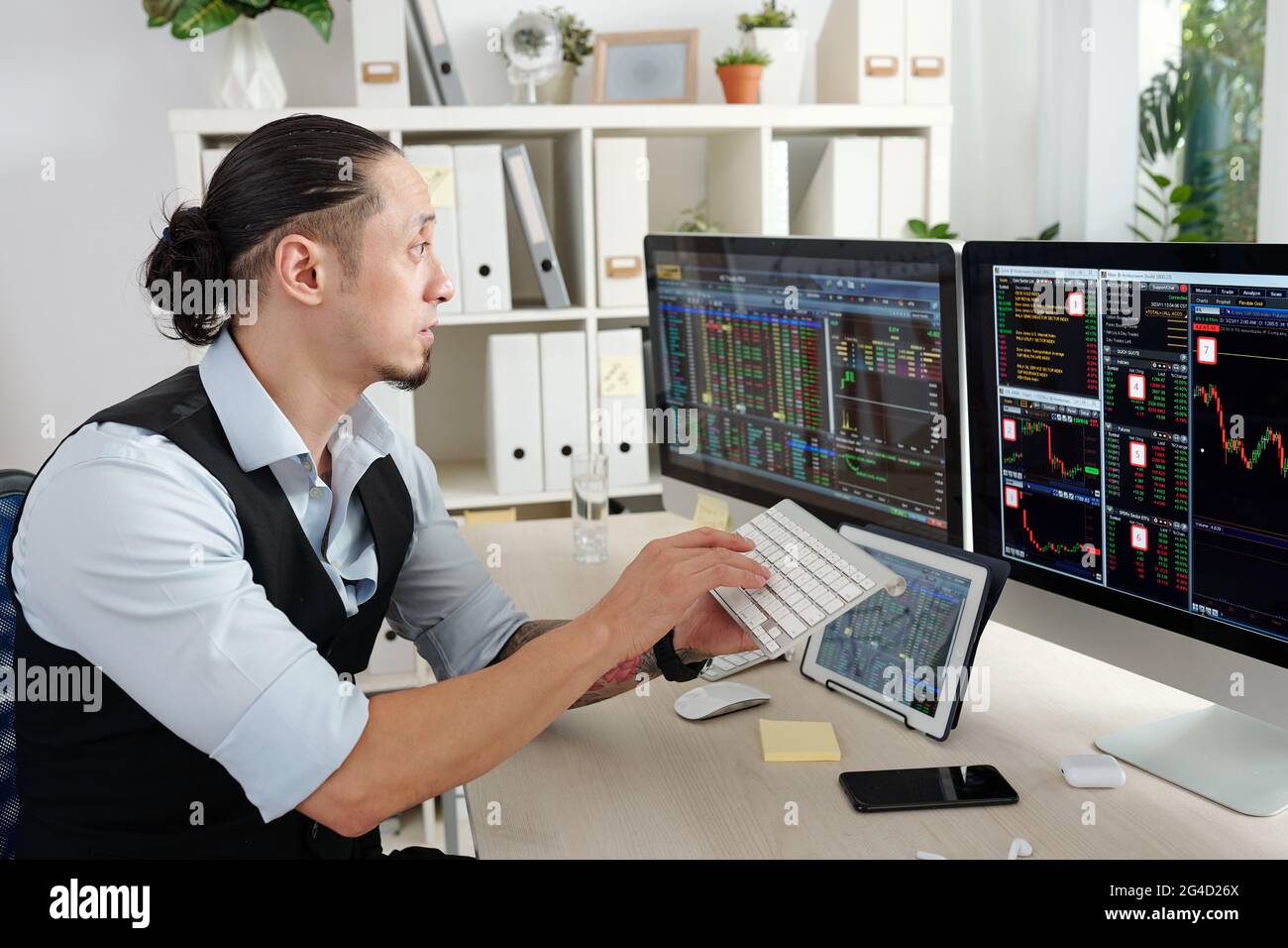 Stock market broker trading online in modern office, buying and selling shares Stock Photo - Alamy