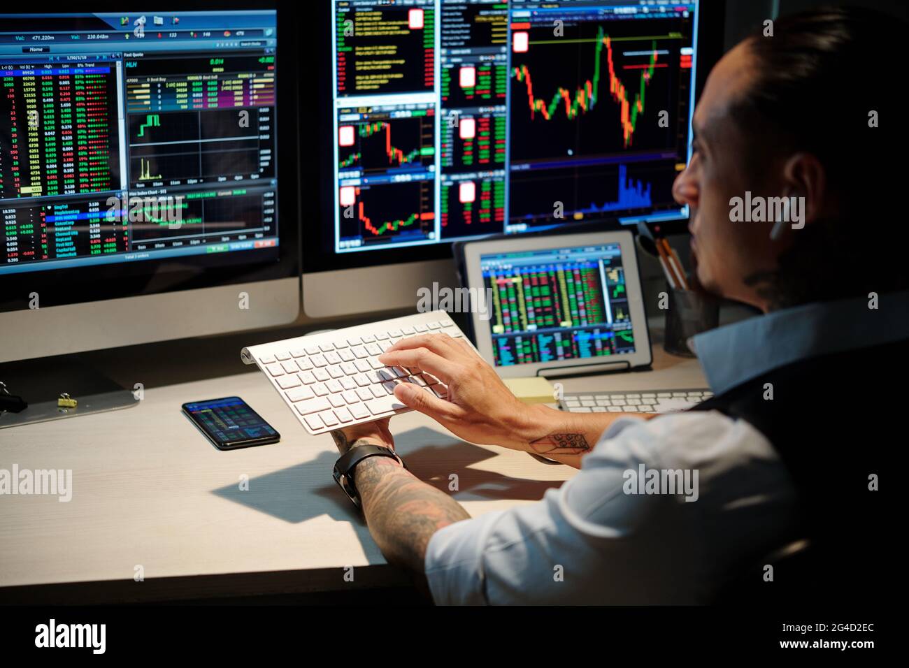 Investing in share hi-res stock photography and images - Alamy