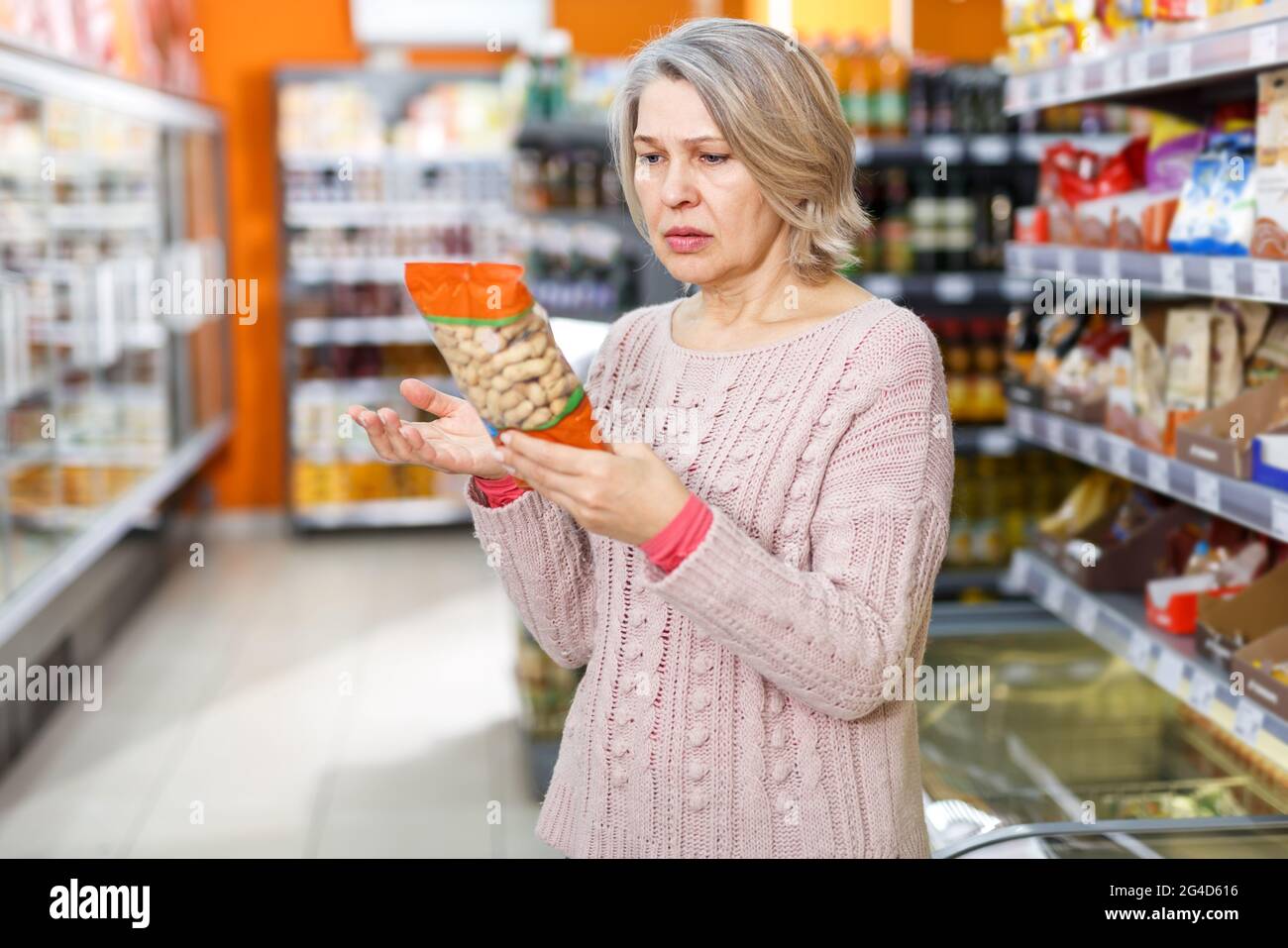 Consumer reading label hi-res stock photography and images - Alamy