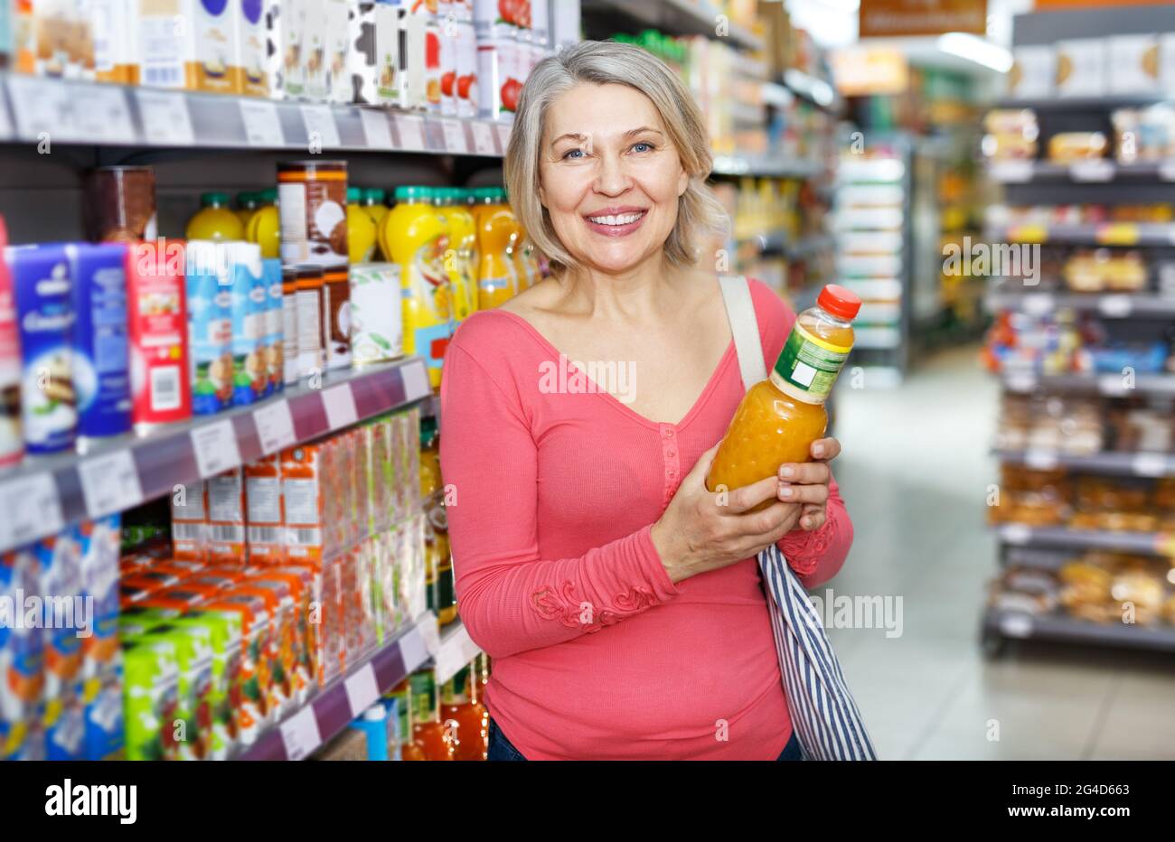 Shopper buying drinks hi-res stock photography and images - Alamy