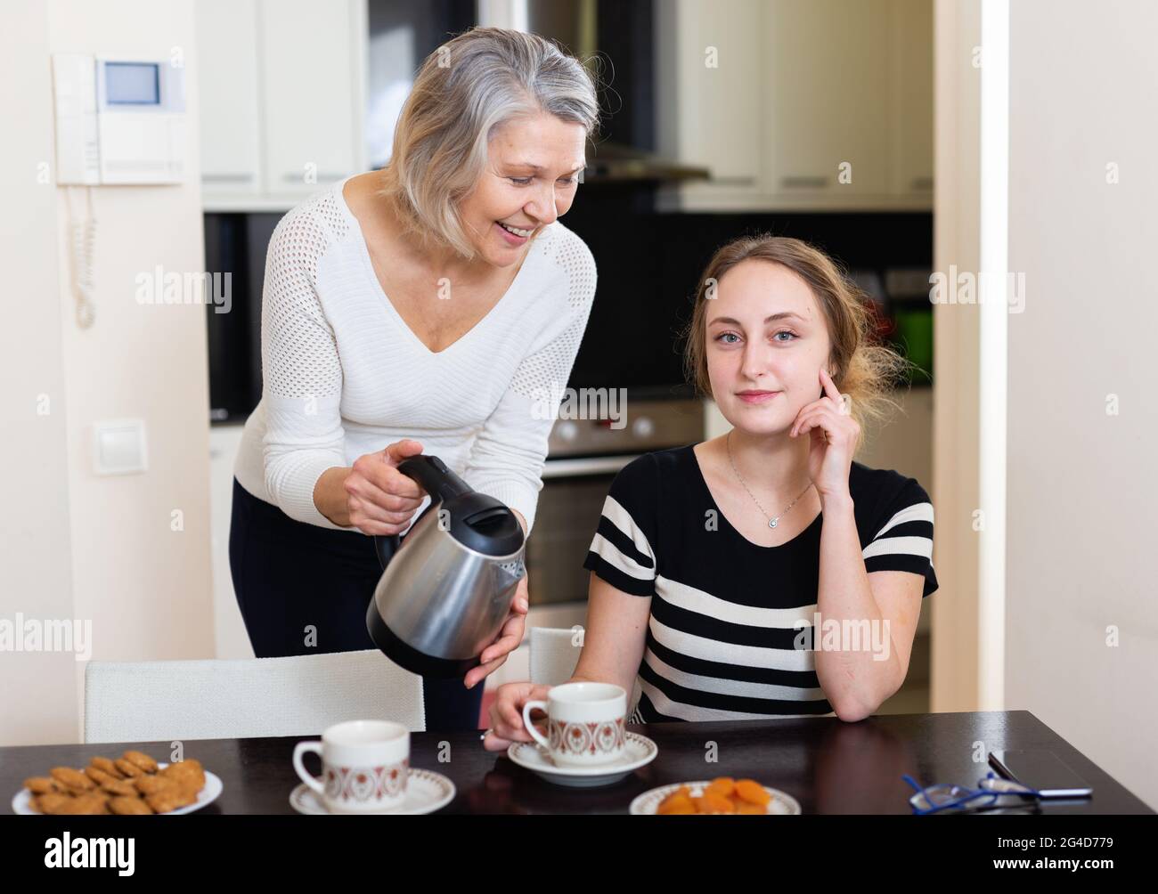 Woman guest for tea hi-res stock photography and images - Alamy