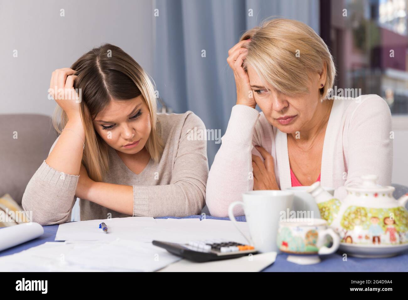 mother and her adult daughter with financial problems Stock Photo - Alamy