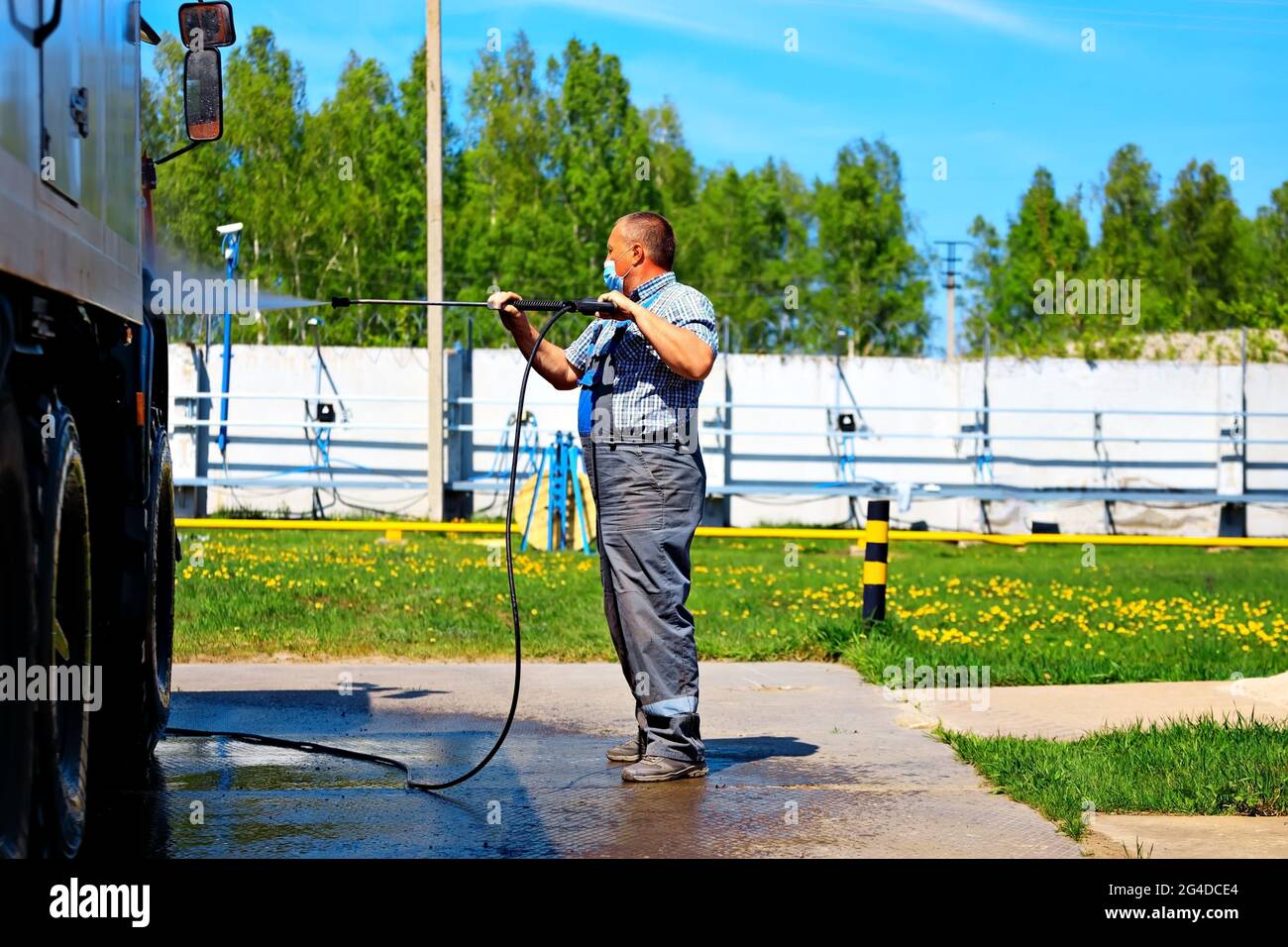 Man washing truck hi-res stock photography and images - Alamy