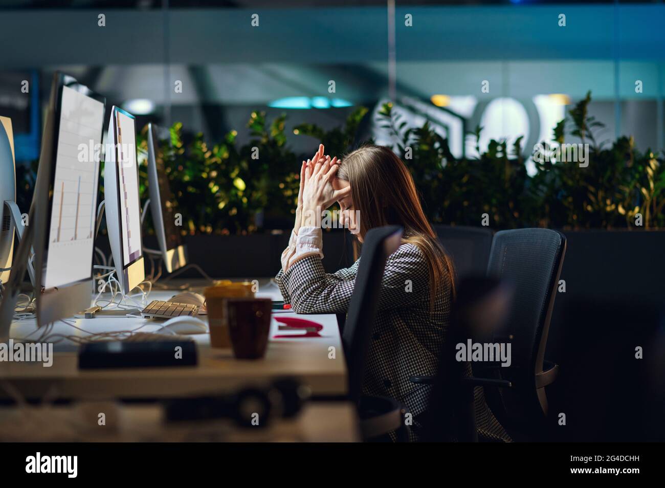 Woman works late night hi-res stock photography and images - Alamy