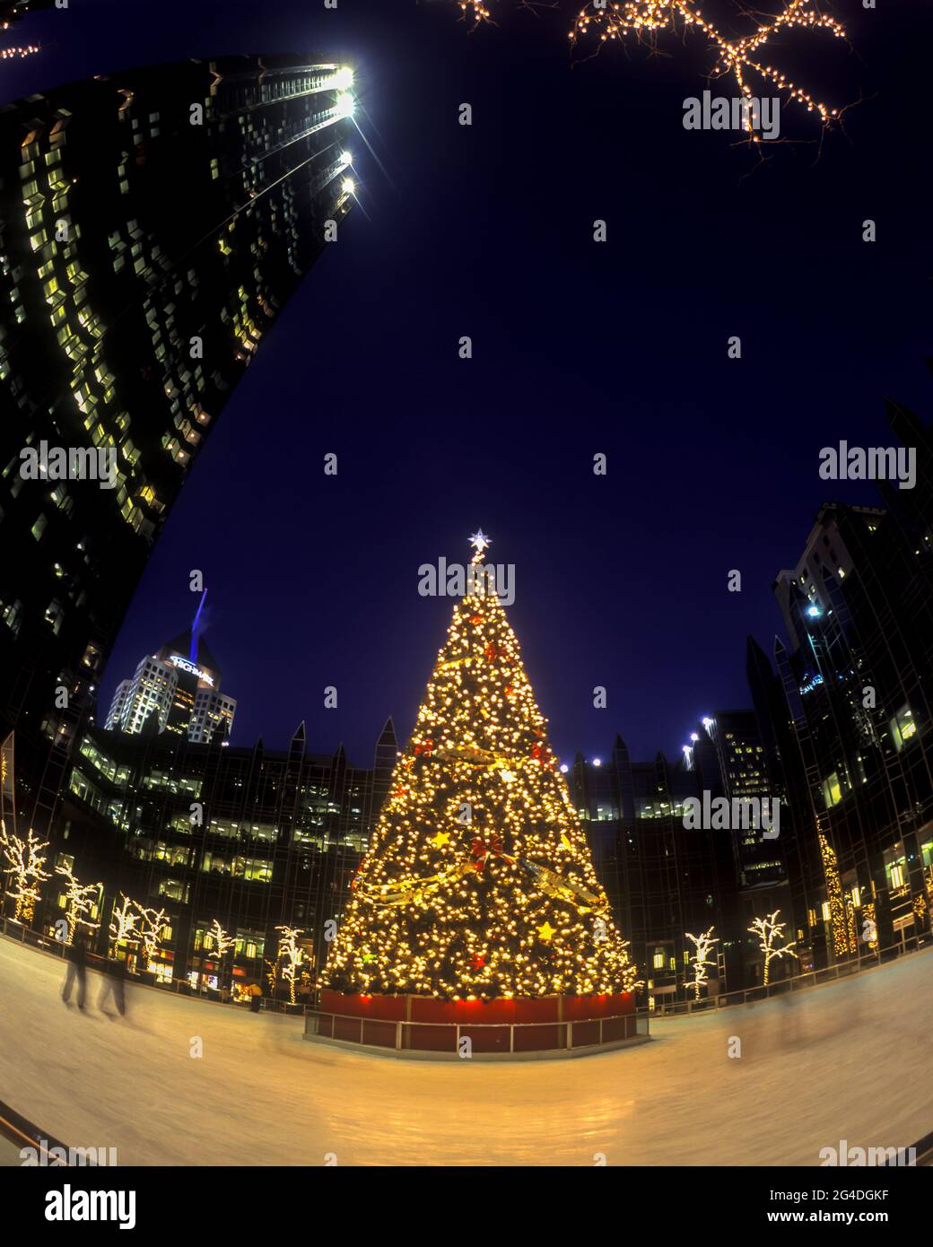 2006 HISTORICAL CHRISTMAS TREE LIGHTS PPG PLACE PLAZA ICE RINK ...