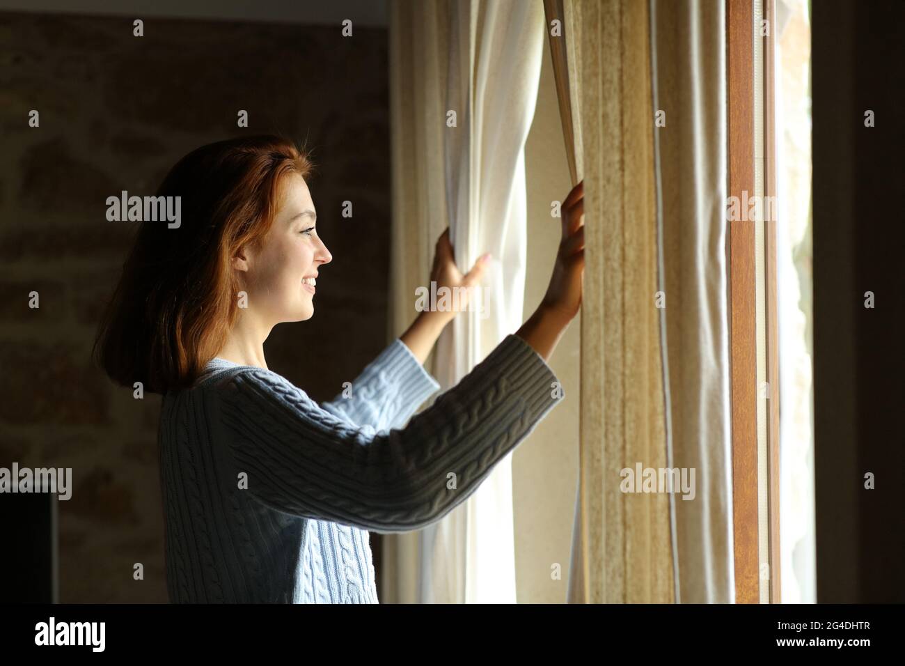 Lady looking in window hi-res stock photography and images - Alamy