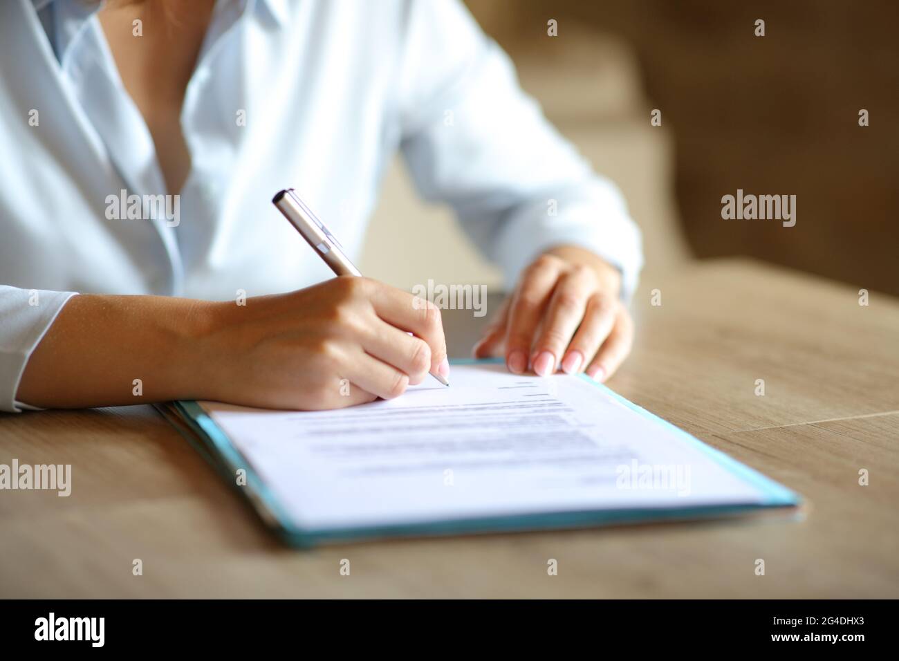 Signing contract bank hi-res stock photography and images - Alamy
