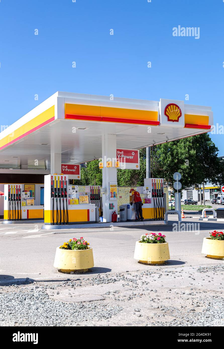 Royal dutch shell refinery hi-res stock photography and images - Alamy