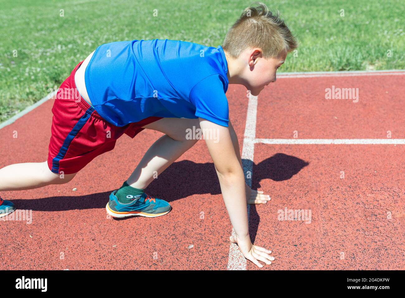 Young child in run start position hi-res stock photography and images ...