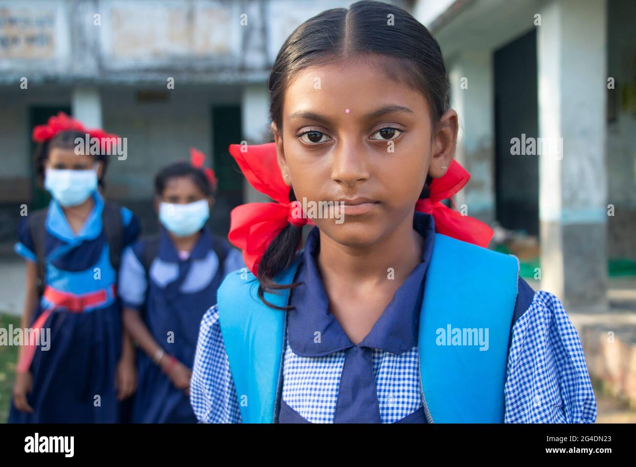 Three middle school girl friends hi-res stock photography and images - Alamy