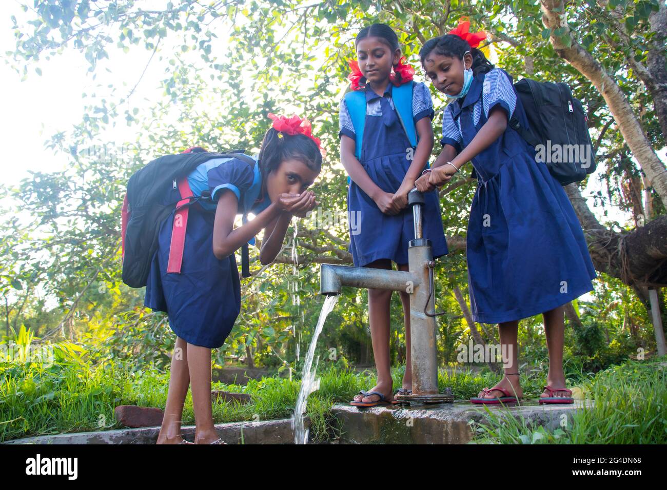 Three middle school girl friends hi-res stock photography and images - Alamy