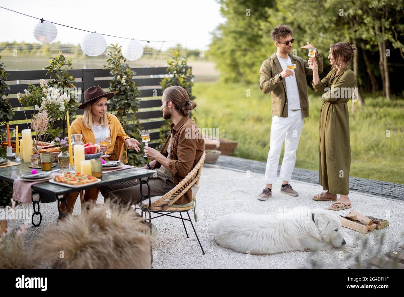 Group dinner outside hi-res stock photography and images - Alamy